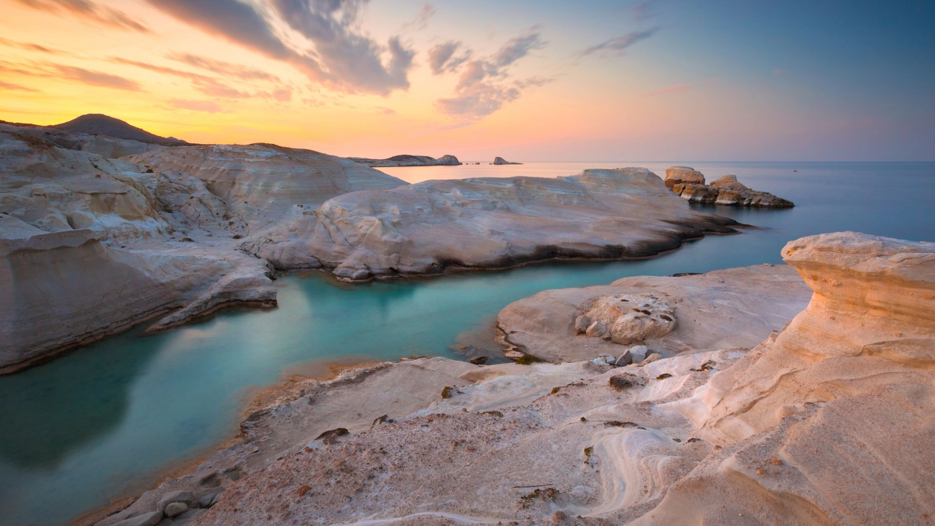 Discover Sarakiniko Beach, Milos' Moonlike Paradise – A Visitor's Guide ...