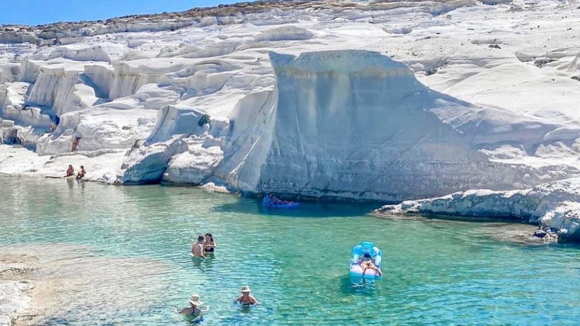 Discover Sarakiniko Beach, Milos' Moonlike Paradise – A Visitor's Guide ...